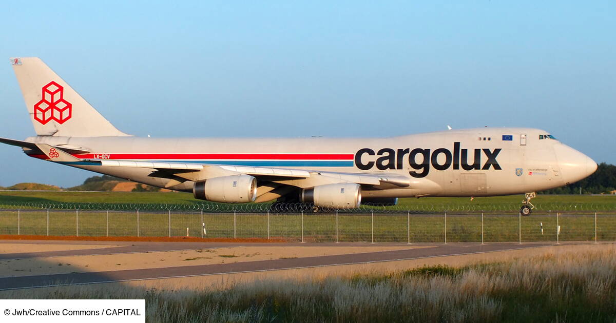 Ce Boeing 747 perd son train d'atterrissage au moment de toucher le sol ...