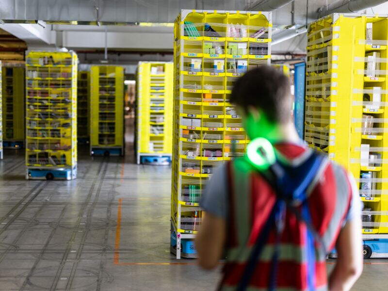 Amazon : visite guidée de l'entrepôt le plus robotisé de France - Capital